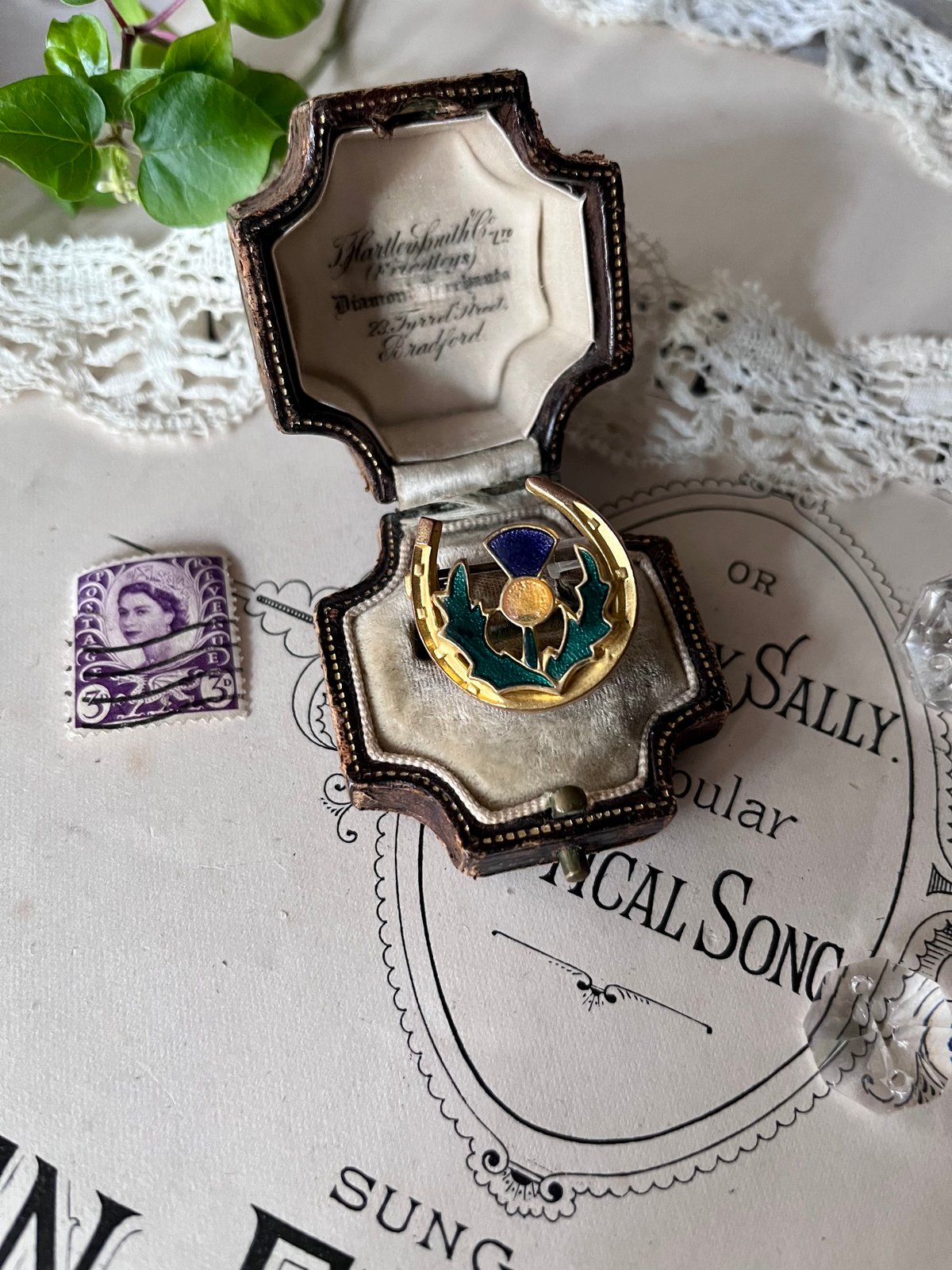 ab-312/ エナメル製 ホースシューとシスル(あざみ）のブローチ | PISKEY -イ...