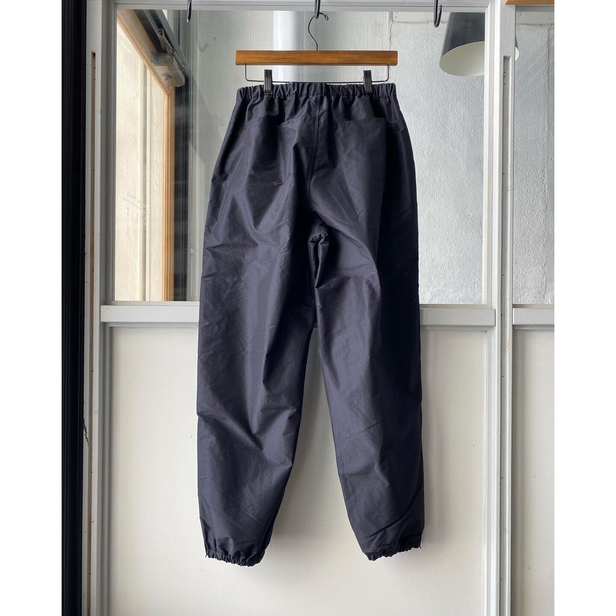 COMOLI コットンシルク トレーニングパンツ | Less Higashikawa COMOLI コットンシルク トレーニングパンツ | Less Higashikawa