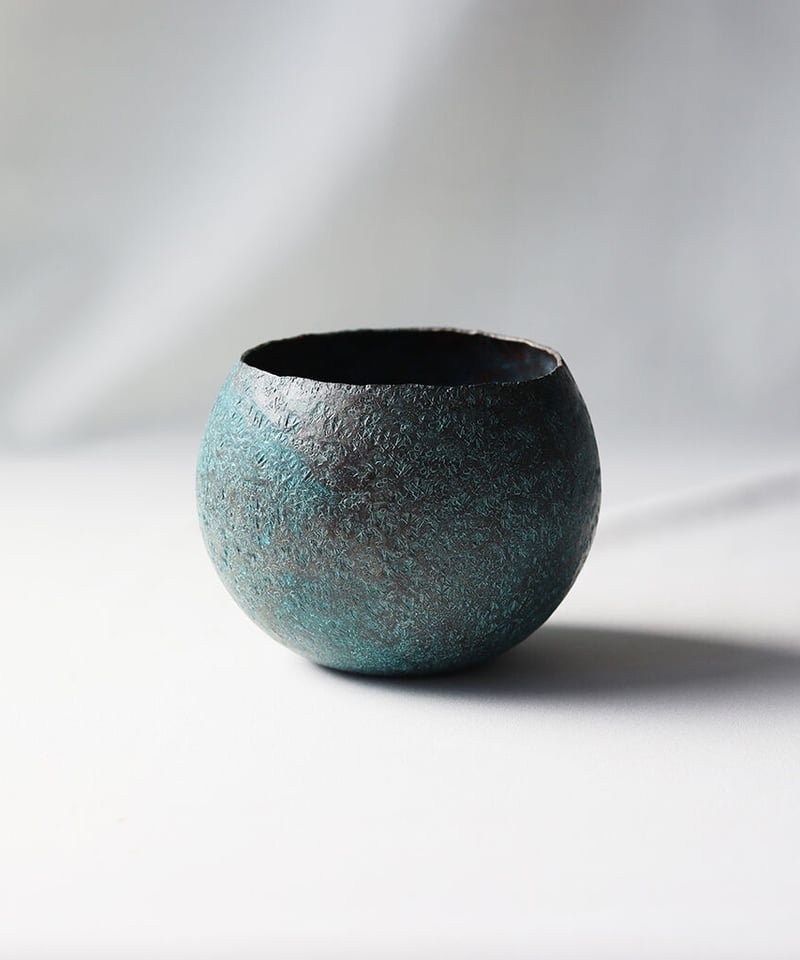 まあるい花器 緑青鎚目 | WATO まあるい花器 緑青鎚目 | WATO