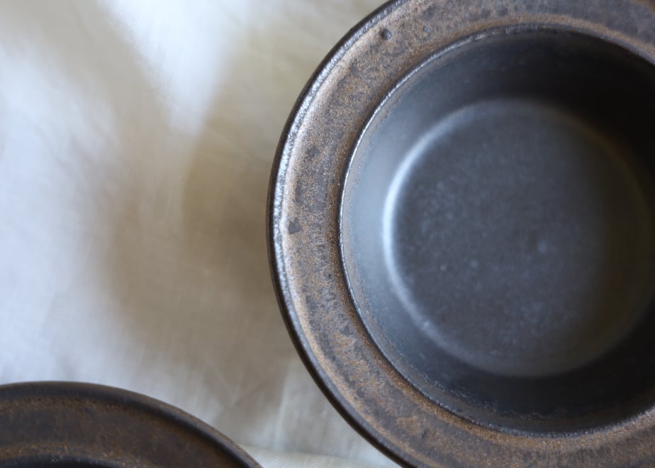 鉄粉のある リム深い皿（S） スープ アンティークゴールド+黒 | touki a⇔n