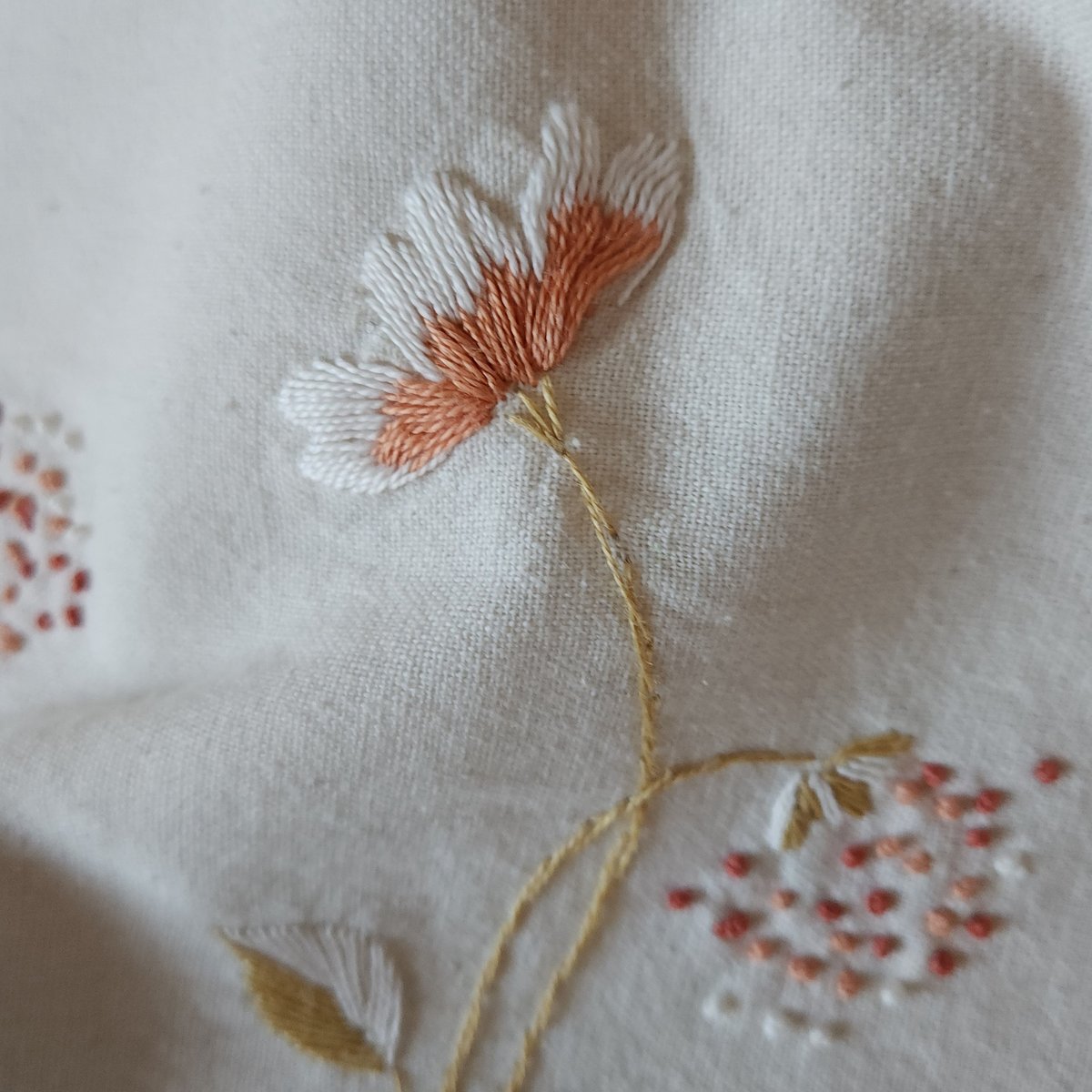 お花刺繍のクッションカバー | リボンときどきネコ お花刺繍のクッションカバー | リボンときどきネコ
