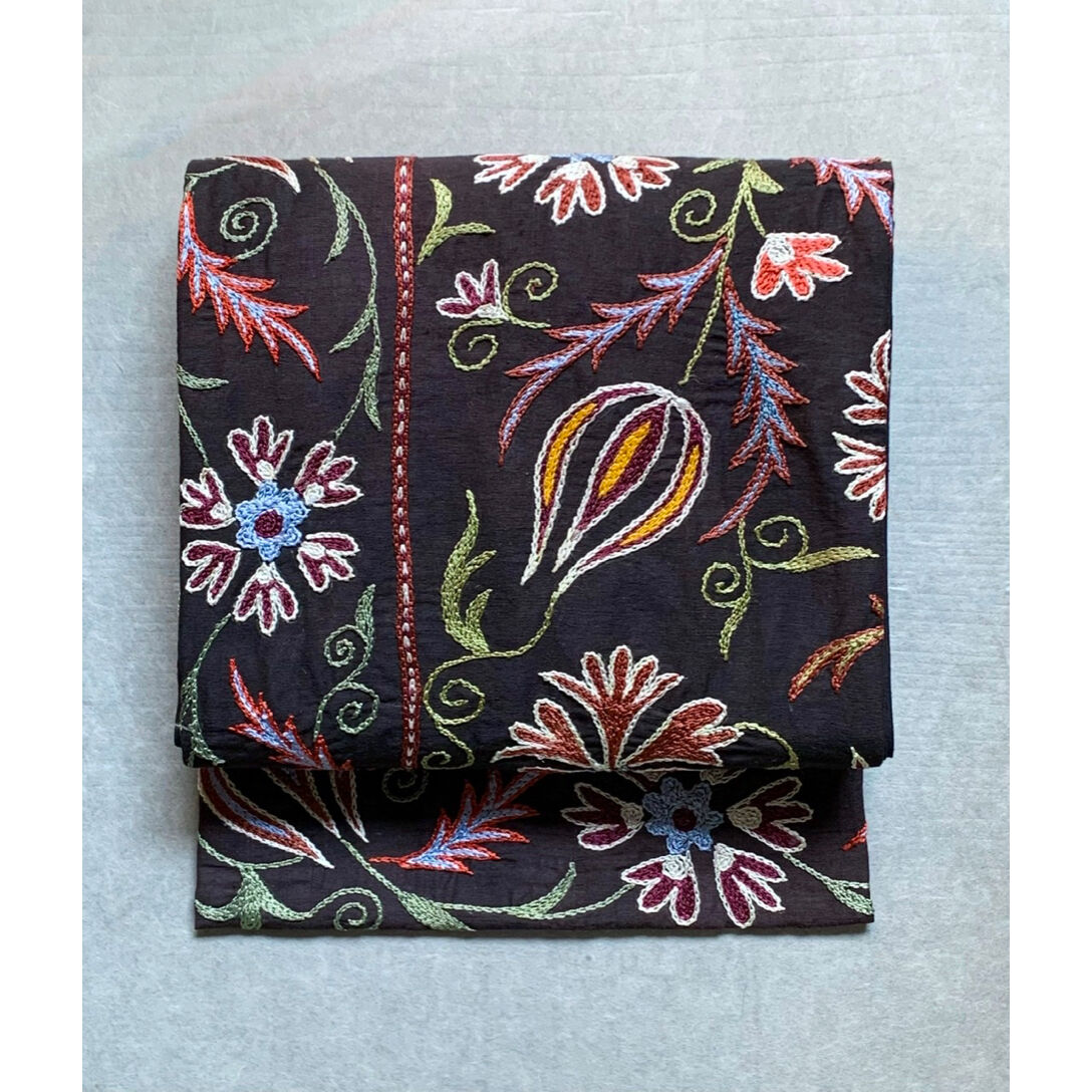 スザニ刺繍 九寸名古屋帯 黒C(仕立て上り) | 古布と帯 夫々 スザニ刺繍 九寸名古屋帯 黒C(仕立て上り) | 古布と帯 夫々