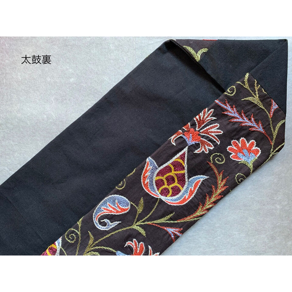スザニ刺繍 九寸名古屋帯 黒B(仕立て上り) | 古布と帯 夫々 スザニ刺繍 九寸名古屋帯 黒B(仕立て上り) | 古布と帯 夫々