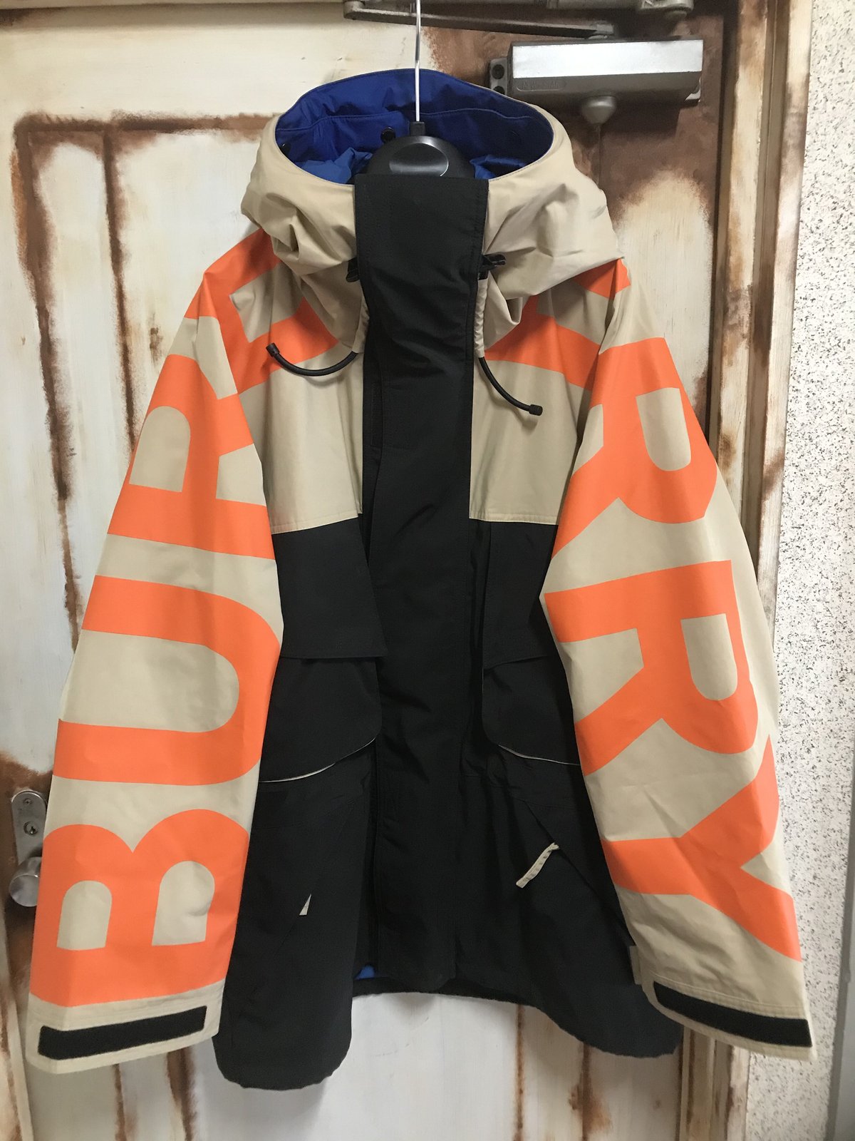 新品タグ付き☆BURBERRY バーバリー 袖ロゴプリント カラー 新品タグ付き☆BURBERRY バーバリー 袖ロゴプリント カラー
