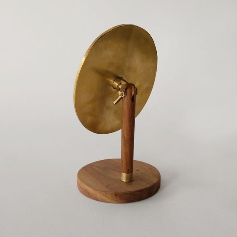 覗くたび優雅な気分にしてくれるオーバルスタンドミラー / Brass 覗くたび優雅な気分にしてくれるオーバルスタンドミラー / Brass
