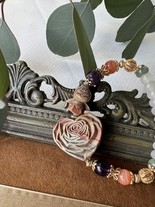 《めぐる心の庭－アラシャンローズと小さな天使》 | Studio Kururi