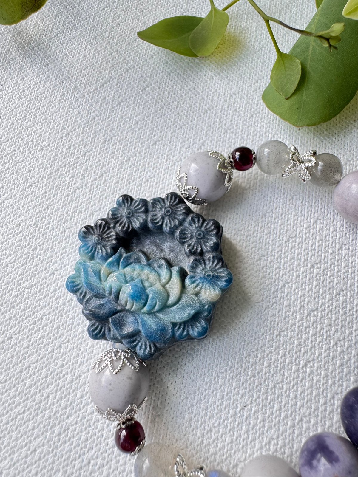 《静けさの底に咲く花》 トロレアイトの蓮の花と花たち | Studio Kururi