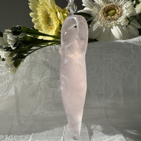 《静かな循環と祈りをつなぐ──ローズクォーツのスパイラル・ゴッデス》 | Studio Kururi