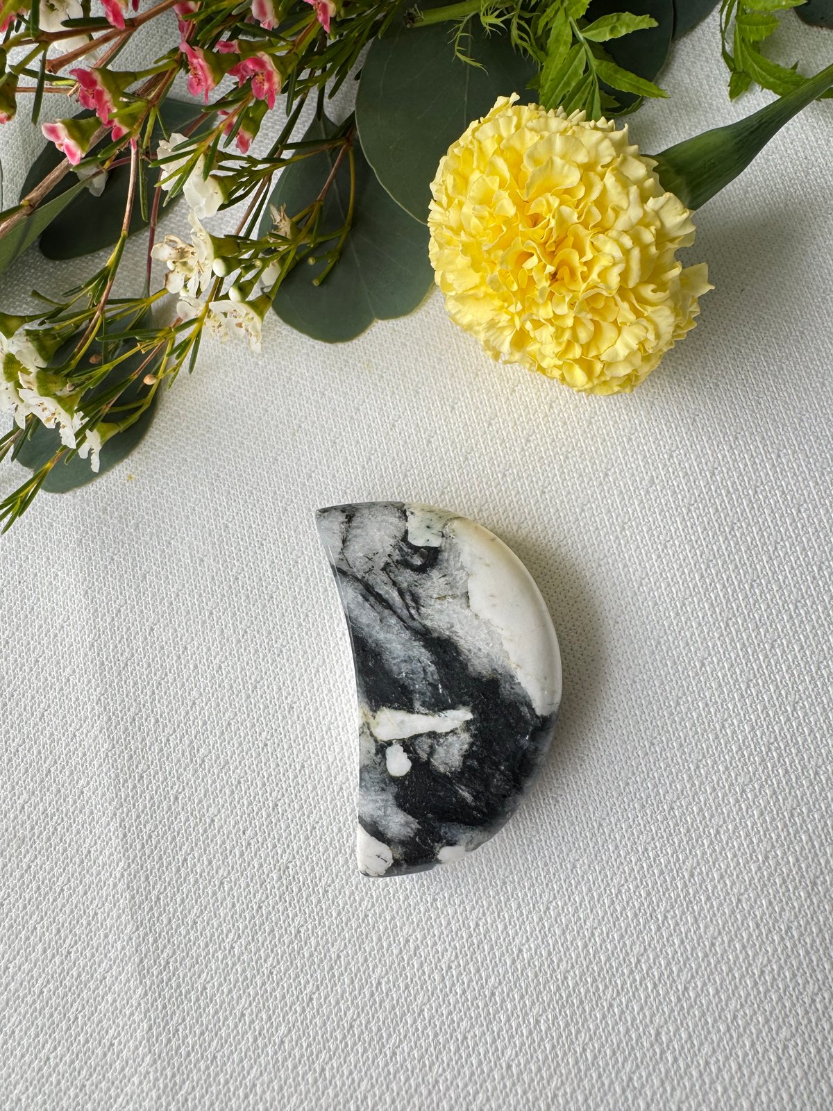 《夜の静寂を抱く月 ─ ブラックトルマリン入り水晶の月》 | Studio Kururi