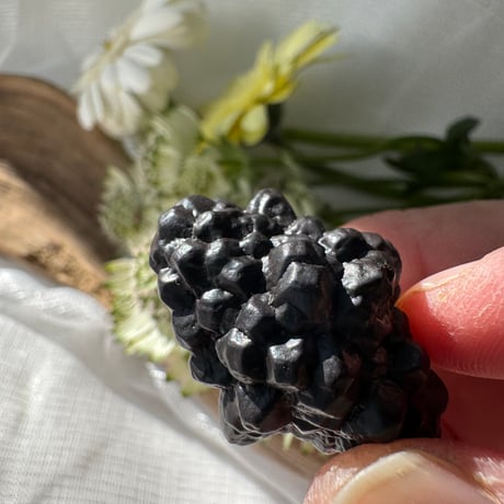 《影の粒が集まって生まれた核──ゼットストーン》 | Studio Kururi