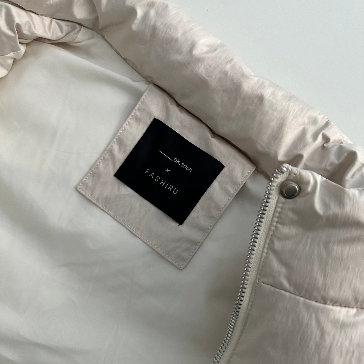 W name down vest (×FASHIRU)ecru | ok.soon W name down vest (×FASHIRU)ecru | ok.soon