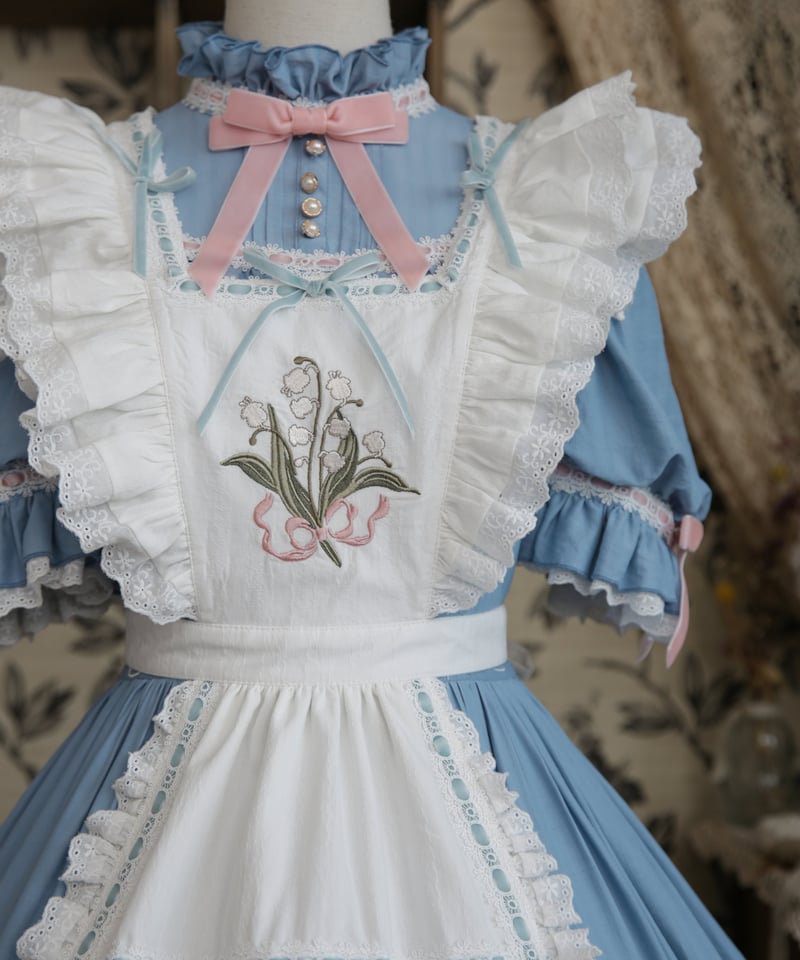 星箱Works》ベルスーズ すずらん刺繍エプロン<ブルー 星箱Works》ベルスーズ すずらん刺繍エプロン<ブルー