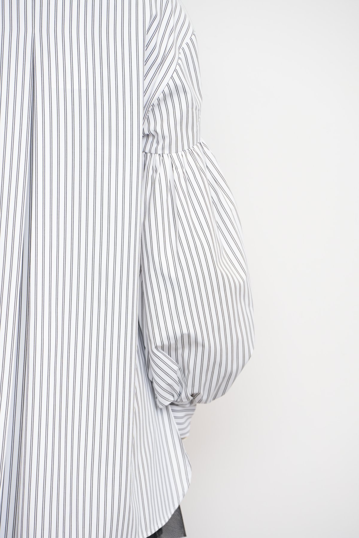 MARILYN MOON】Modern tuck frill blouse_24012700 MARILYN MOON】Modern tuck frill blouse_24012700