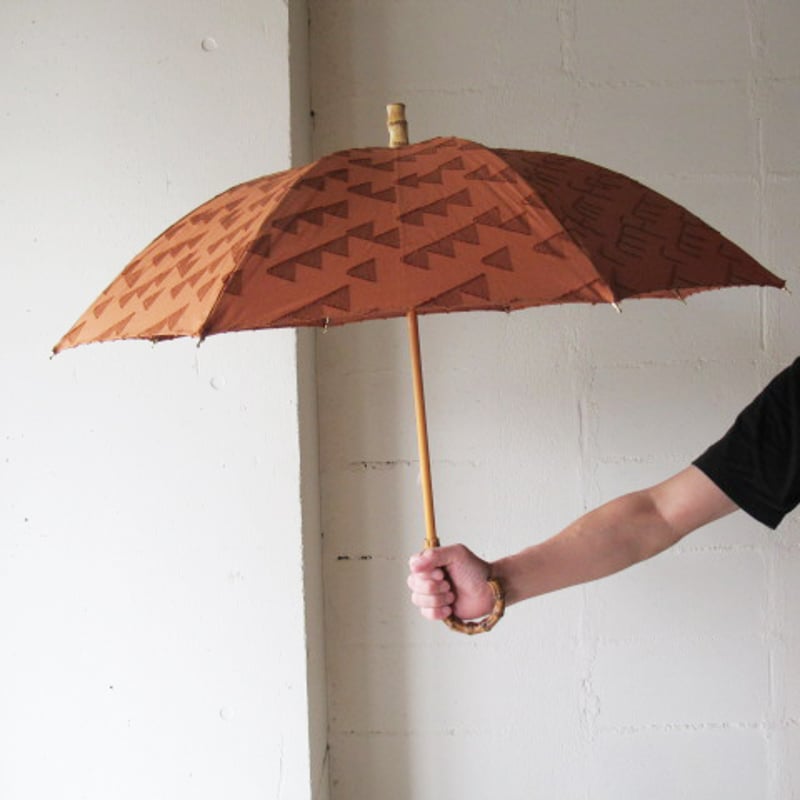 三角模様のジャカード生地で作った晴雨兼用傘 色:ブラウン 三角模様のジャカード生地で作った晴雨兼用傘 色:ブラウン