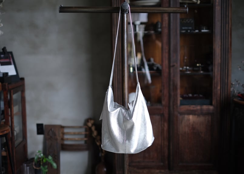 2way ゴートレザー bag 「M size」 シルバー | atelier sou 2way ゴートレザー bag 「M size」 シルバー | atelier sou