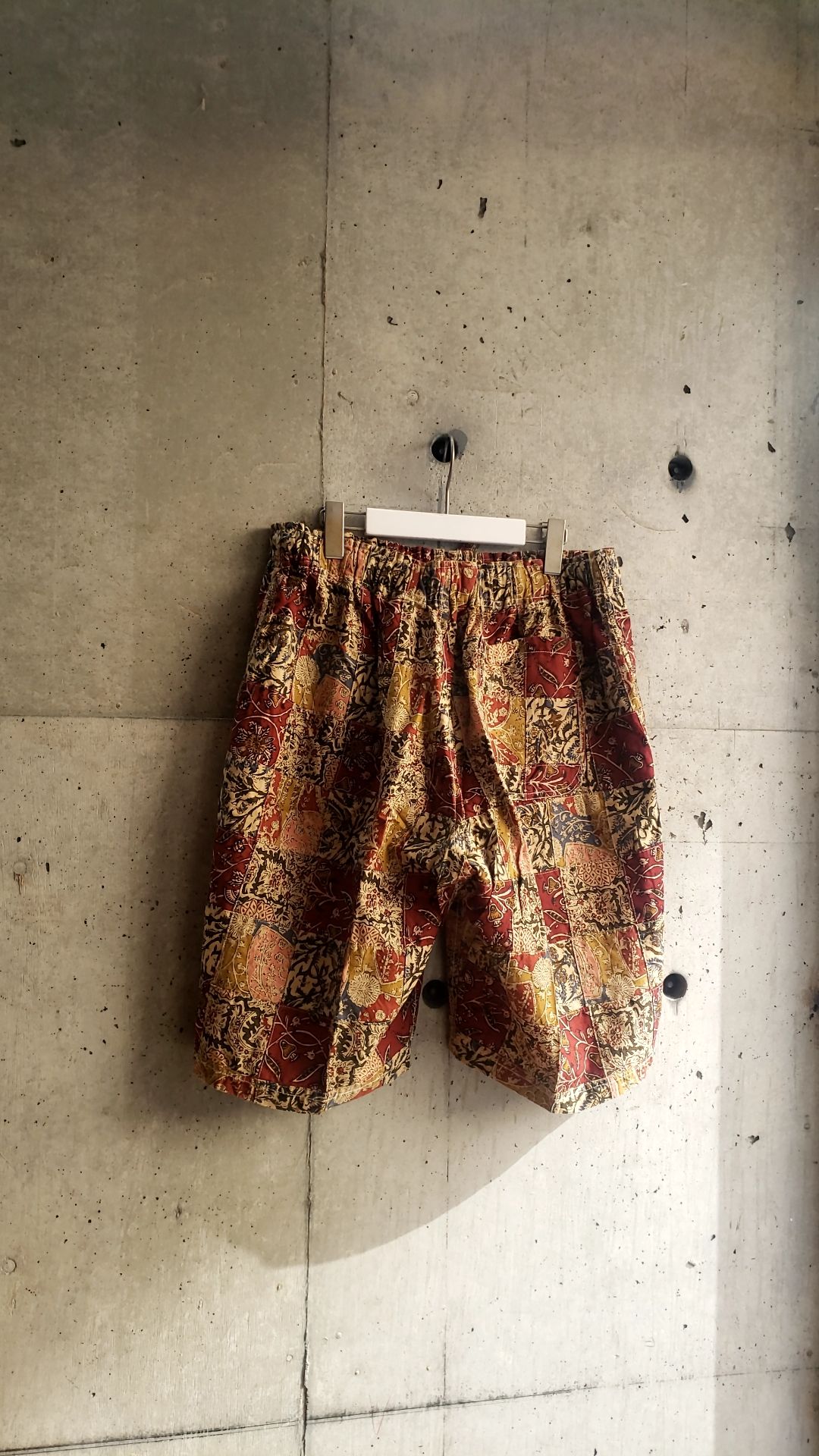 SOUTH2WEST8 STRING SLACK SHORT BATIK PRINT PATC...