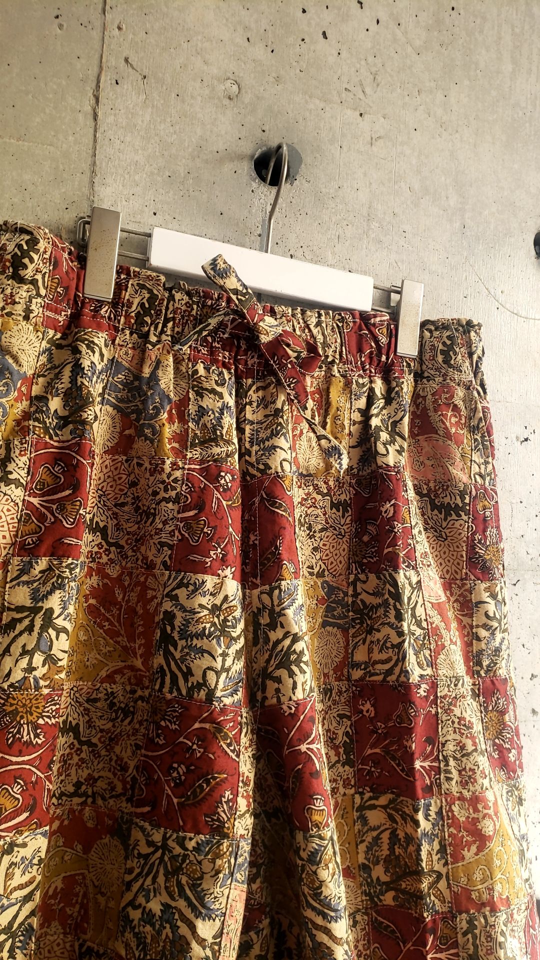 SOUTH2WEST8 STRING SLACK SHORT BATIK PRINT PATC...