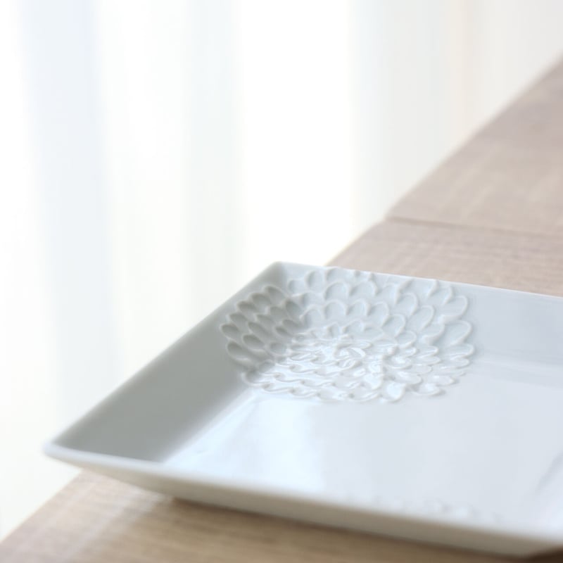web陶器市限定セール品】一珍 菊紋 / 大輪菊 4.5寸角皿 | 有田焼 web陶器市限定セール品】一珍 菊紋 / 大輪菊 4.5寸角皿 | 有田焼