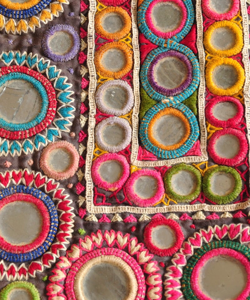 インド】ミラーワーク刺繍入り古布 | WEEKEND SUN インド】ミラーワーク刺繍入り古布 | WEEKEND SUN