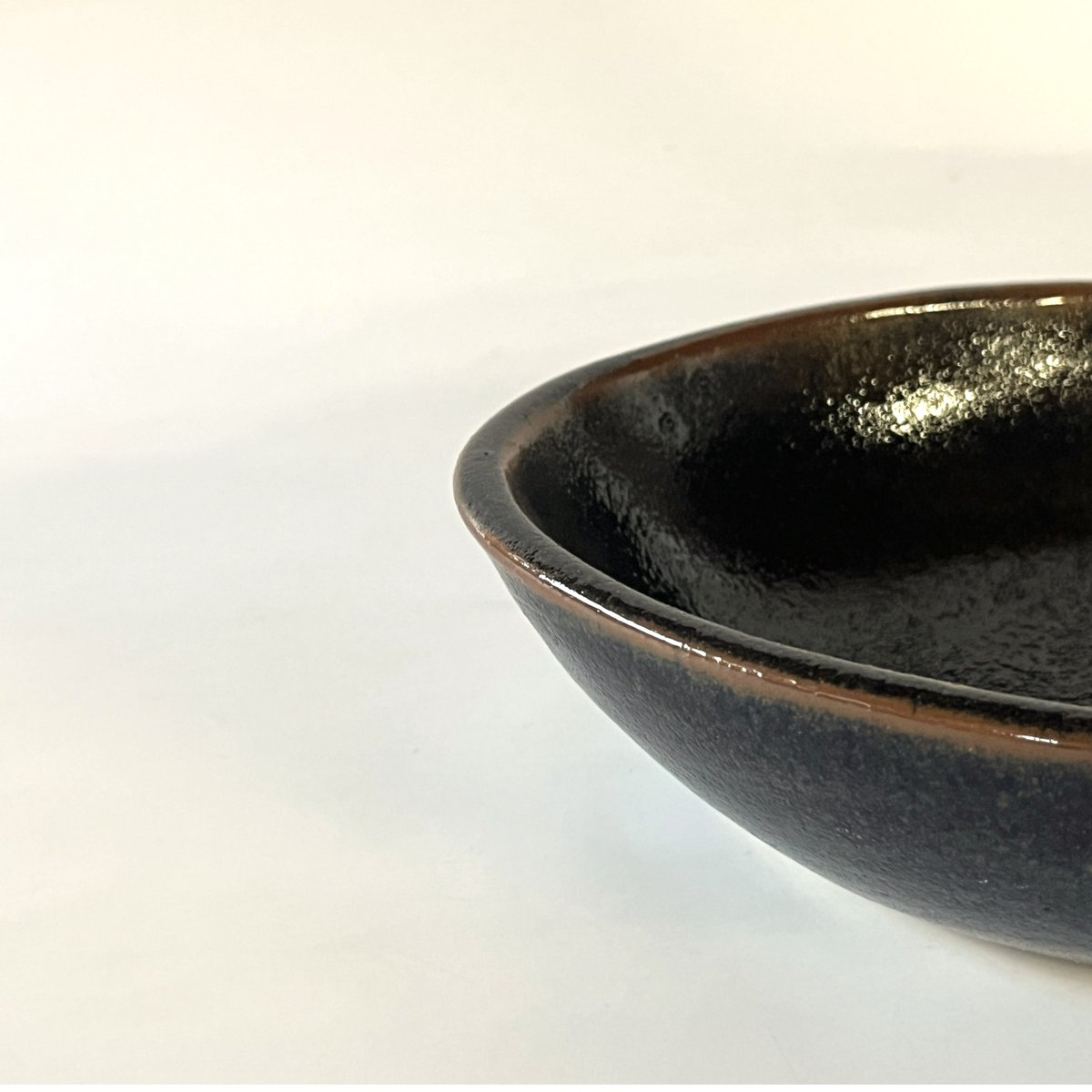 ロクロ楕円深皿(6寸/約21.5cm×16cm) 黒 (03) | 出西窯 on ロクロ楕円深皿(6寸/約21.5cm×16cm) 黒 (03) | 出西窯 on