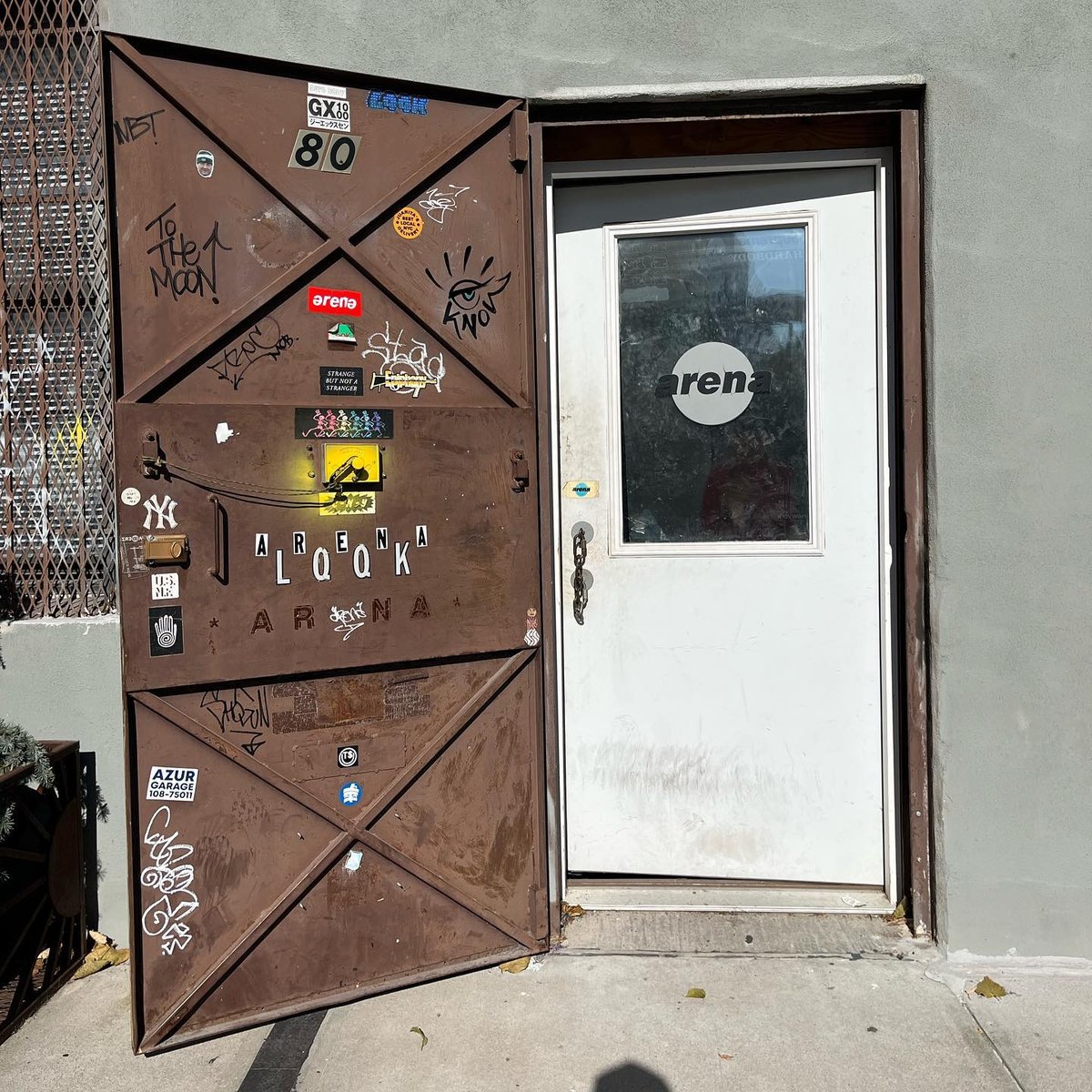 ISANDLA RECORDS AND TAPES "MANIA" LOGO EMBROIDE...