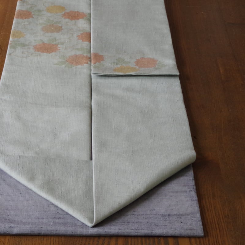 名古屋帯 緑がかった水色に刺繍の花唐草x鈍色無地の節紬 | 野の草 名古屋帯 緑がかった水色に刺繍の花唐草x鈍色無地の節紬 | 野の草
