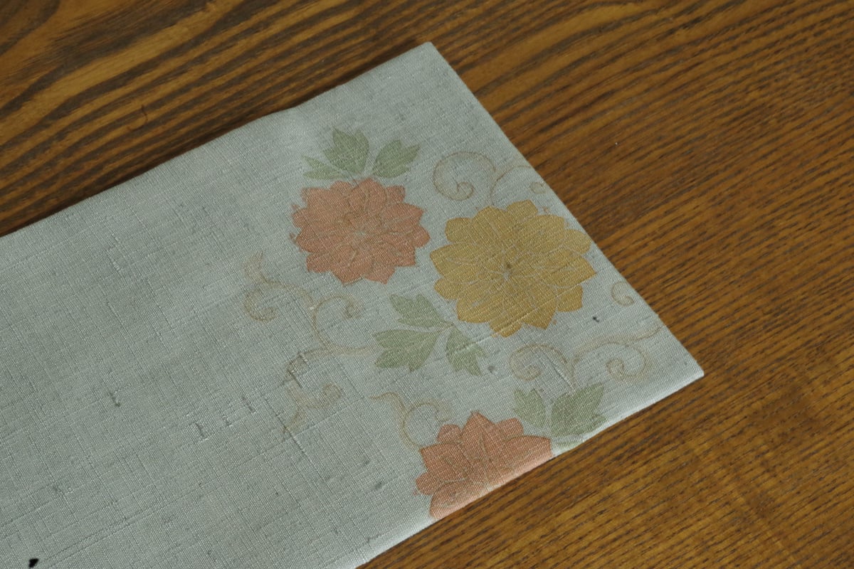 名古屋帯 緑がかった水色に刺繍の花唐草x鈍色無地の節紬 | 野の草 名古屋帯 緑がかった水色に刺繍の花唐草x鈍色無地の節紬 | 野の草