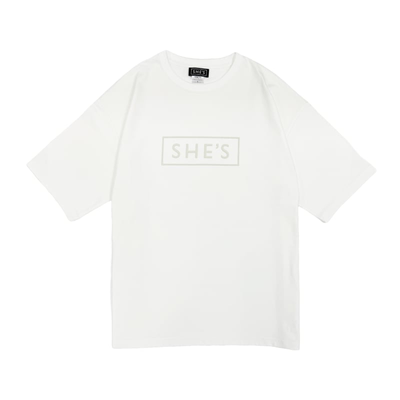 発泡ロゴビッグシルエットTシャツ(ホワイト) | SHE'S ONLINE SHOP 発泡ロゴビッグシルエットTシャツ(ホワイト) | SHE'S ONLINE SHOP