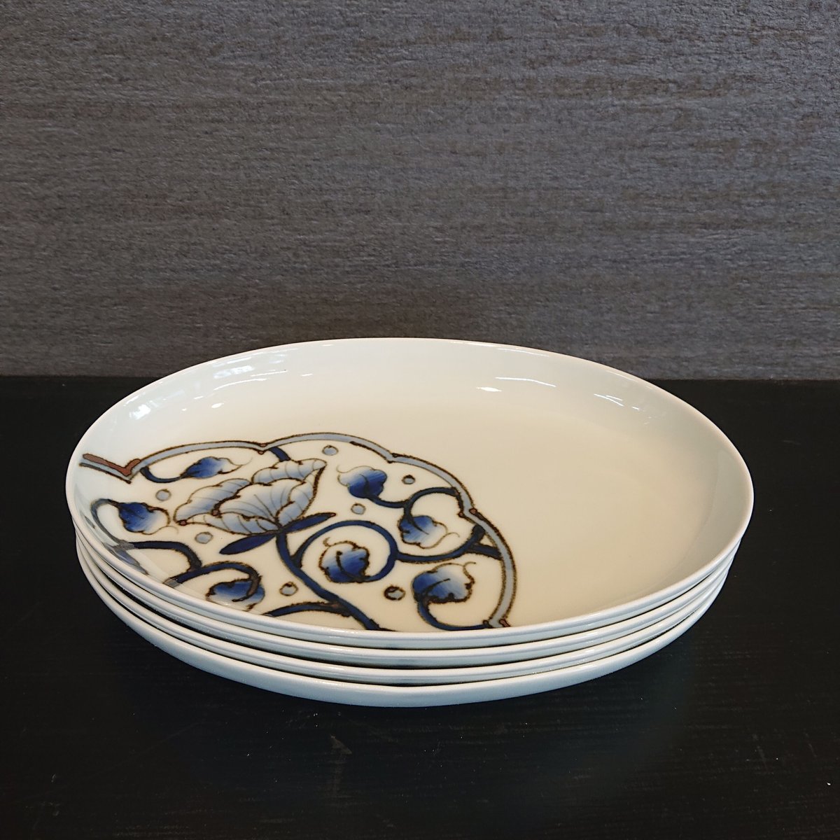 染付 白抜花絵 楕円皿(24、5cm) | (株) 中山陶和堂 有田 染付 白抜花絵 楕円皿(24、5cm) | (株) 中山陶和堂 有田
