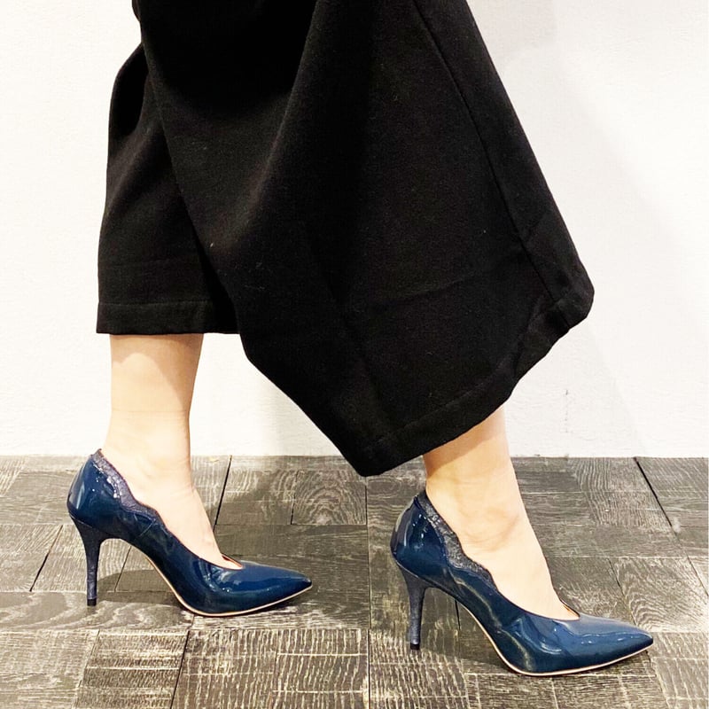 Vカットデザインエナメルパンプス / V-cut design enamel pumps Vカットデザインエナメルパンプス / V-cut design enamel pumps