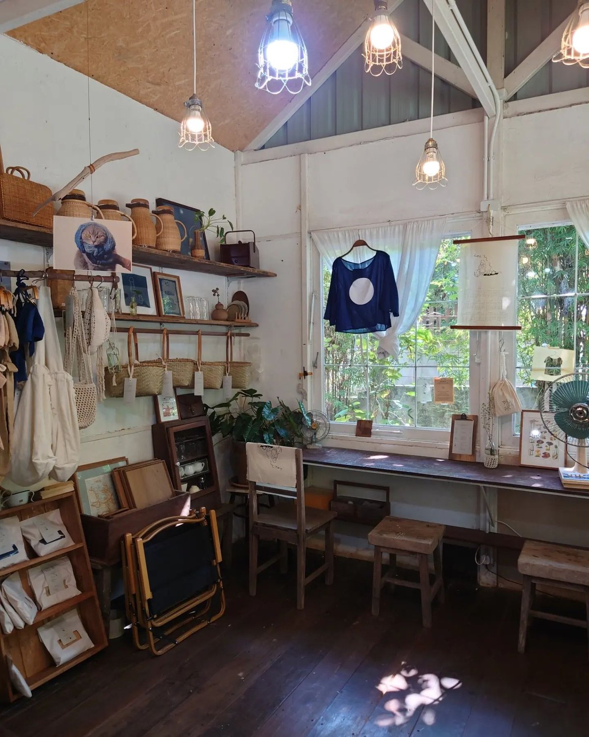 ジブリッシュの白いエプロン | design labo chica WEB SHOP