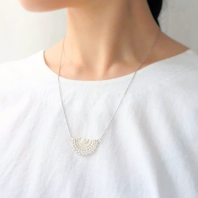 刺繍モチーフのネックレス | suku |ホワイト × シルバー | い 刺繍モチーフのネックレス | suku |ホワイト × シルバー | い