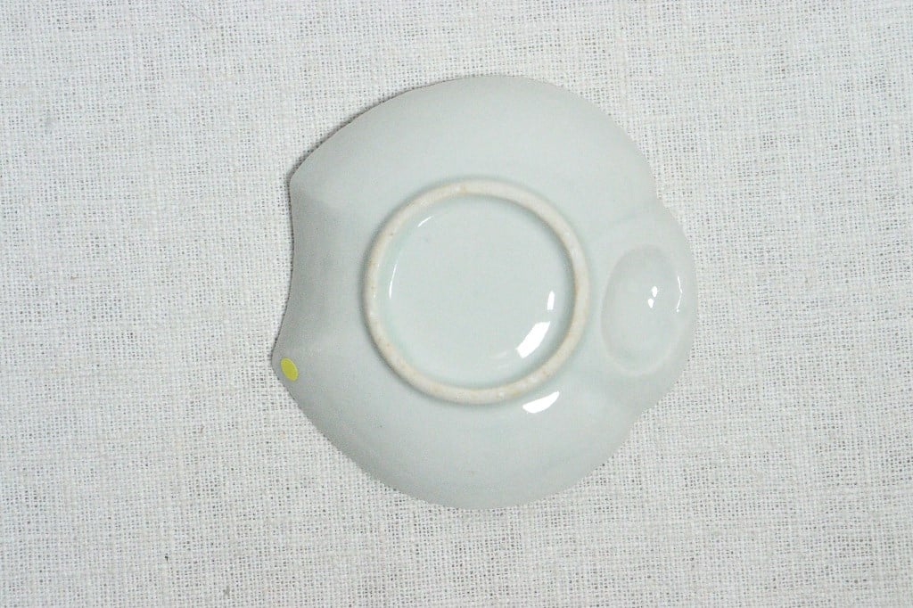 明治前期陽刻染付福良雀型小皿➁ ノミホツ | 吉祥寺PukuPuku 明治前期陽刻染付福良雀型小皿➁ ノミホツ | 吉祥寺PukuPuku