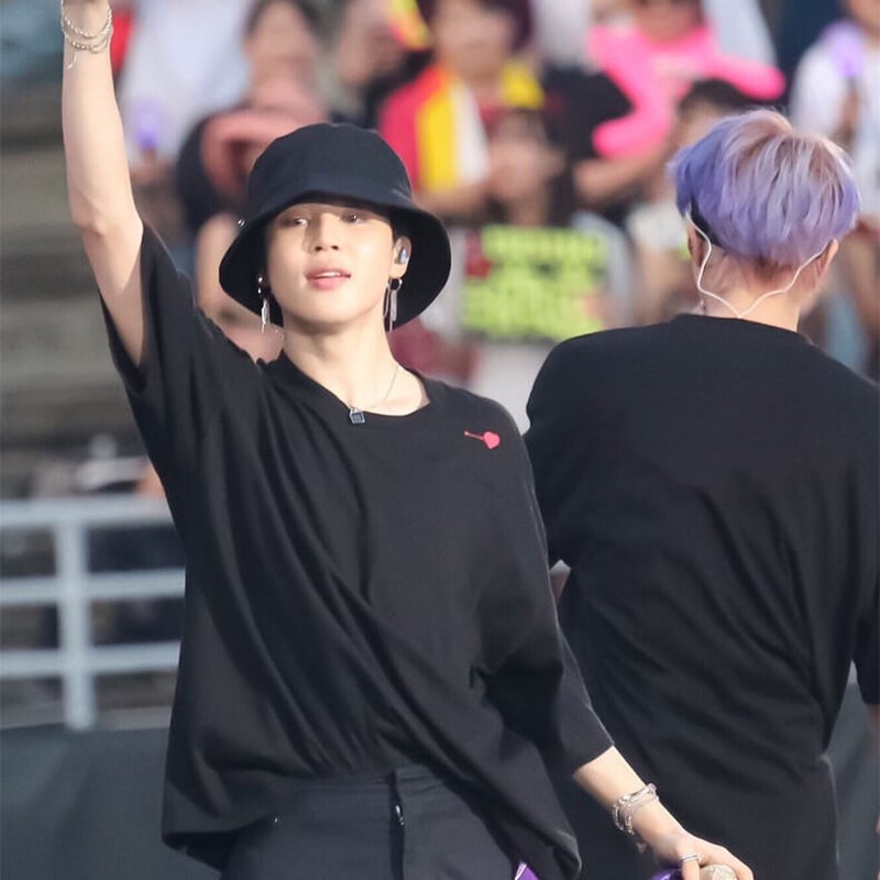 ロングスリーブ キューピッドハートロゴ Tシャツ BTS テテ ロングスリーブ キューピッドハートロゴ Tシャツ BTS テテ