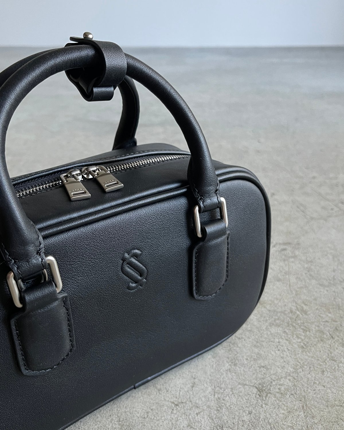 EMBOSS LOGO MINI BOSTON BAG / 2color | JISTORY
