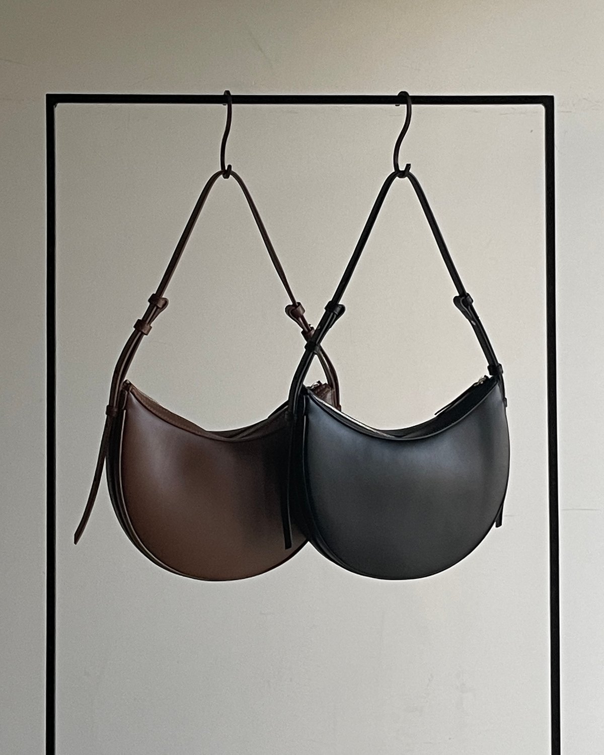 HALF MOON LEATHER SHOULDER BAG / 2color | JISTORY