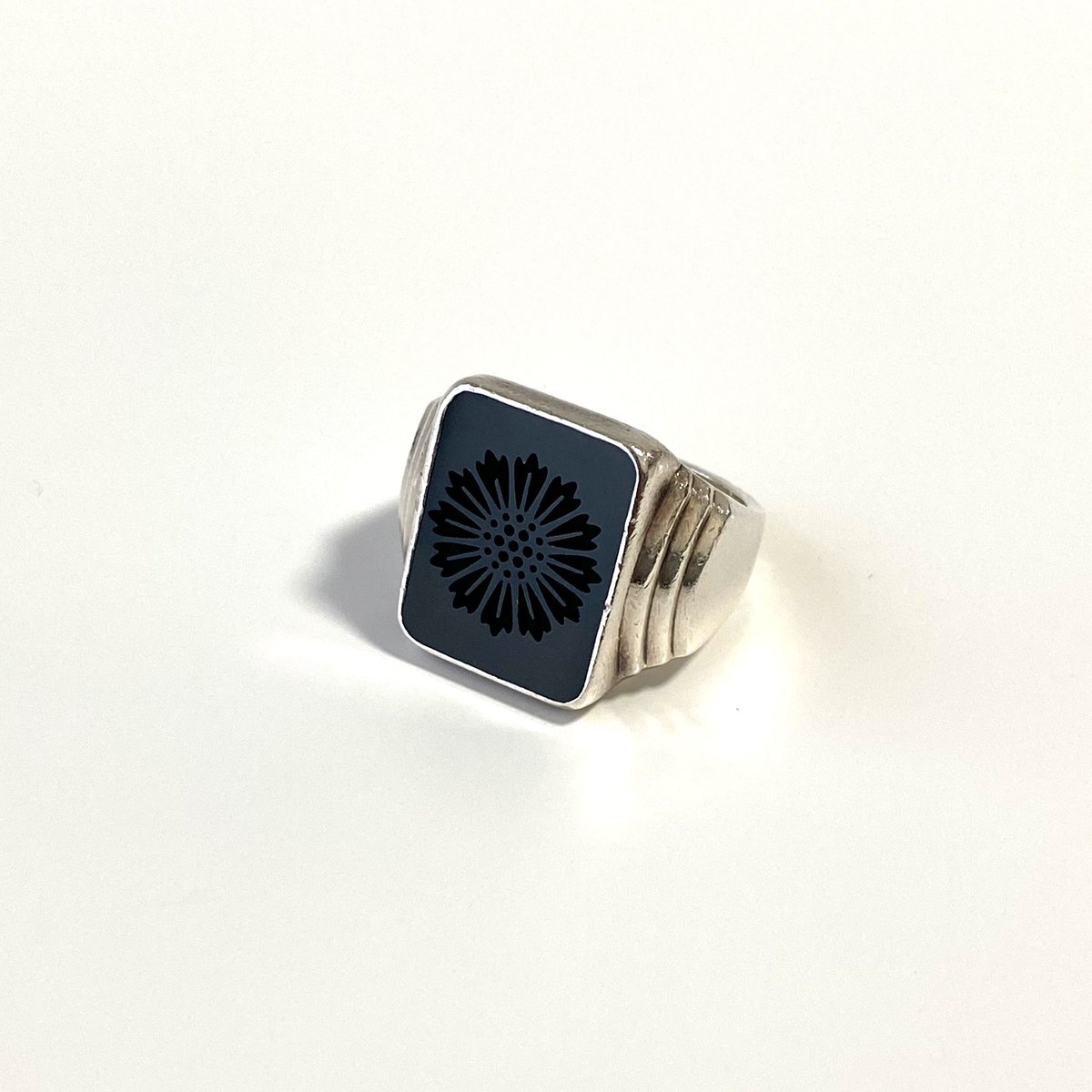 SOLD】Tiffany&co. Daisy Black Onyx Signet Ring SOLD】Tiffany&co. Daisy Black Onyx Signet Ring