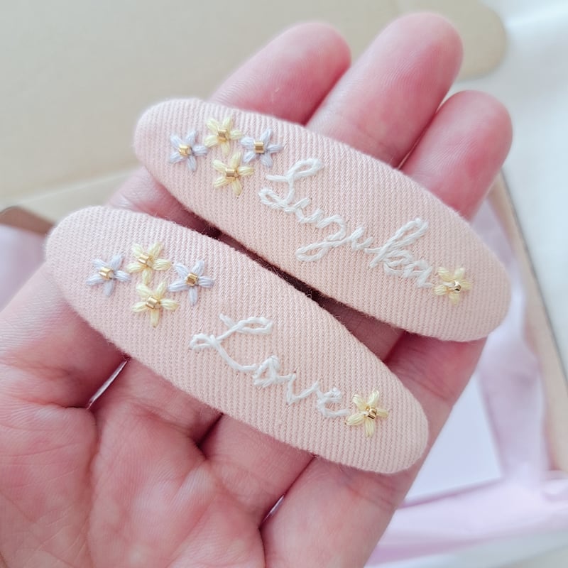 セミオーダー】小花刺繍の名前ぱっちんピン | AMYu cerise セミオーダー】小花刺繍の名前ぱっちんピン | AMYu cerise