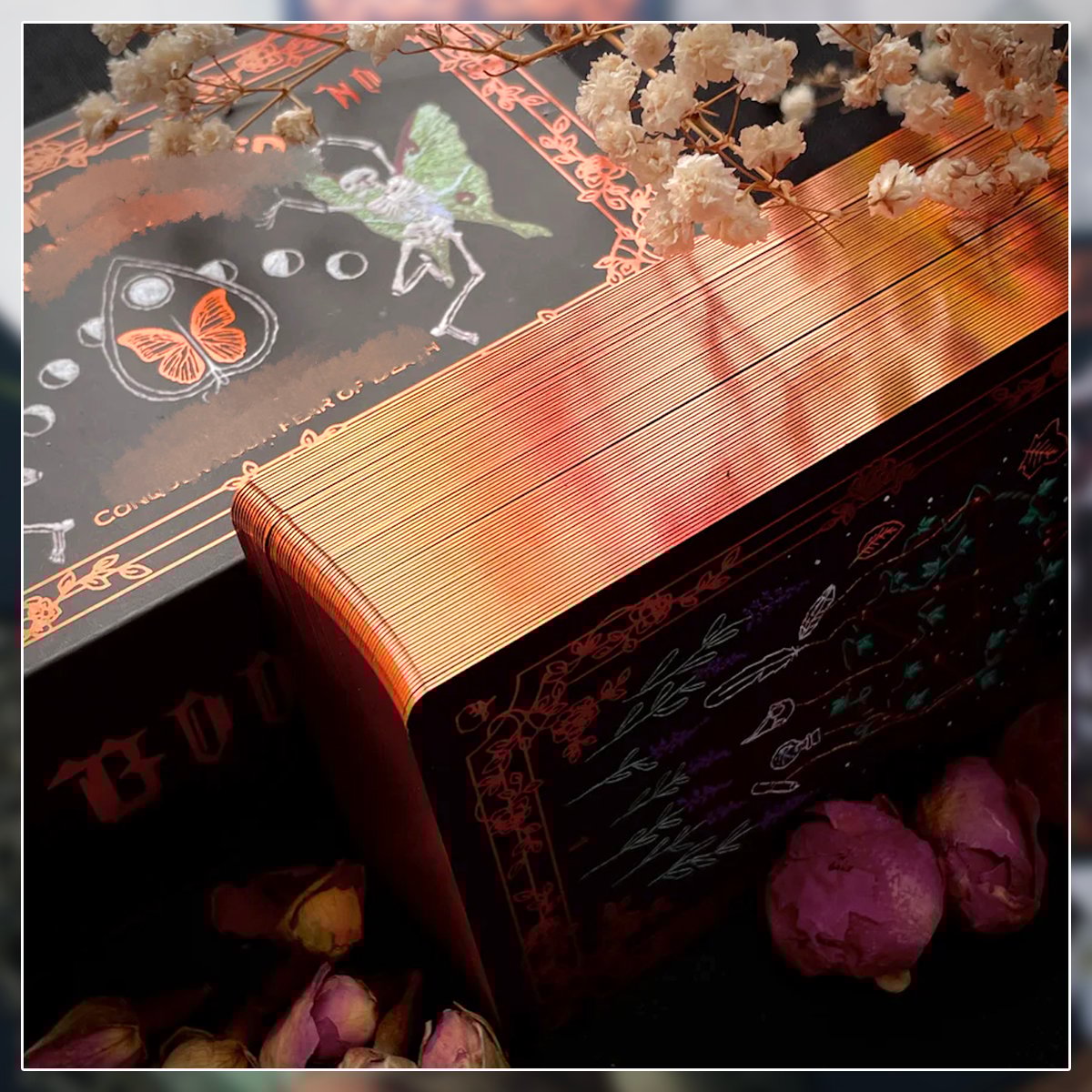 【黒色】The Embroidered Graveyard Oracle Deck【オラクルカ...