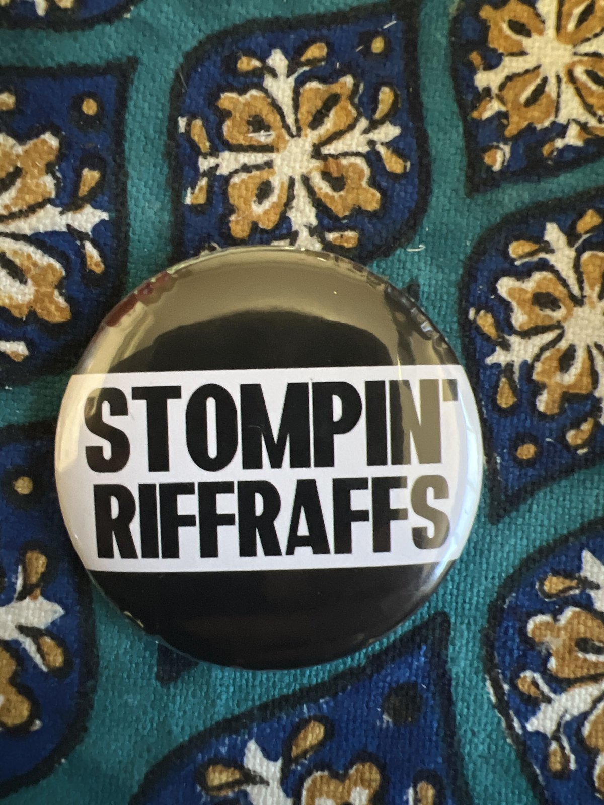 2Buttons and sticker | Stompin'riffraffs offici...