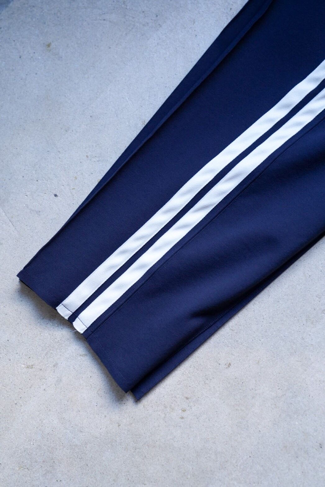 RAINMAKER Ex. PONTE ROMA PLEATED SIDE STRIPES T RAINMAKER Ex. PONTE ROMA PLEATED SIDE STRIPES T