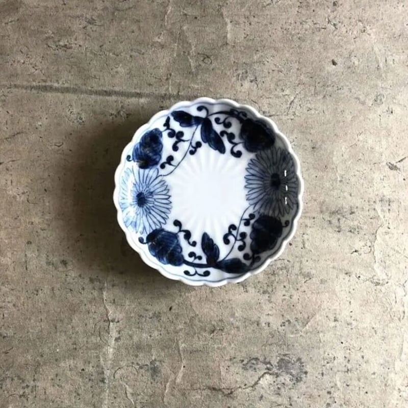 伊万里焼 寛右衛門窯 染付菊唐草3.5寸皿 | MatsuBokkuri 伊万里焼 寛右衛門窯 染付菊唐草3.5寸皿 | MatsuBokkuri