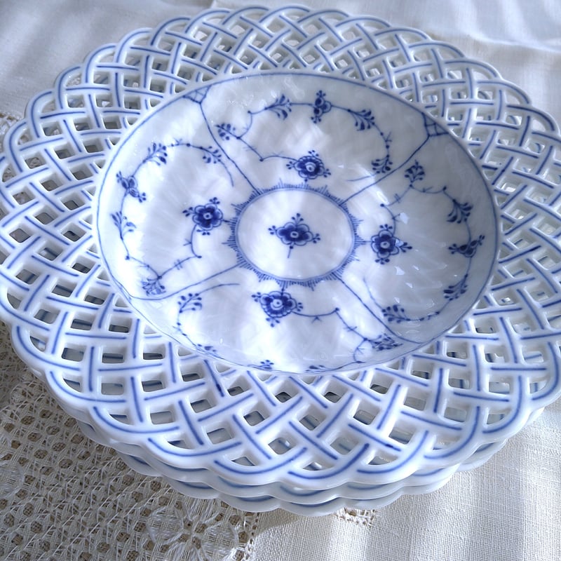 2級品ではあるけれども美しいお皿。1889~1922年の 2級品ではあるけれども美しいお皿。1889~1922年の