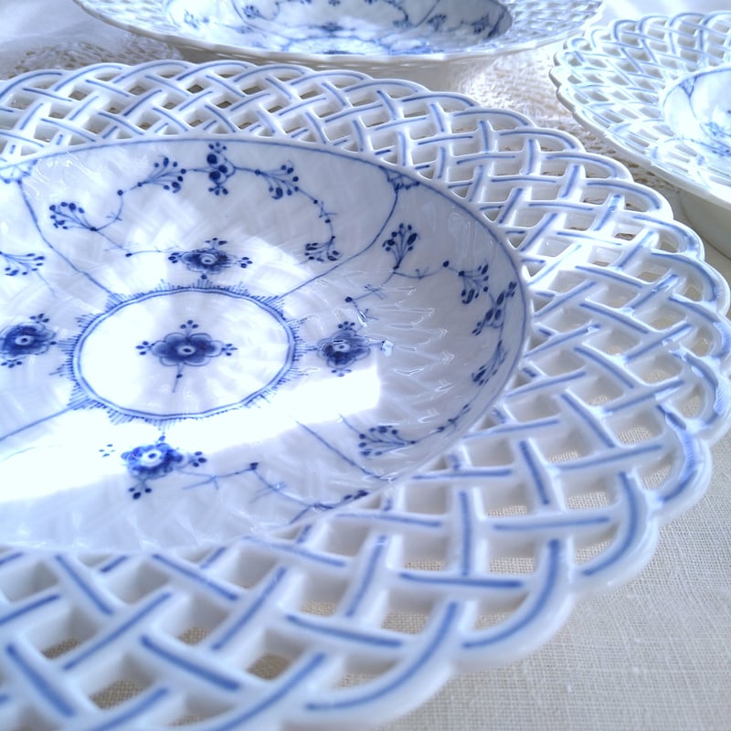 2級品ではあるけれども美しいお皿。1889~1922年の 2級品ではあるけれども美しいお皿。1889~1922年の
