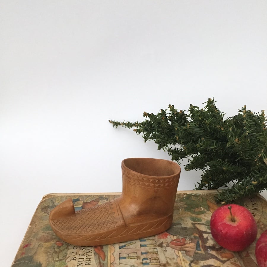 wooden shoes / アンティーク木靴の置きもの | cocon