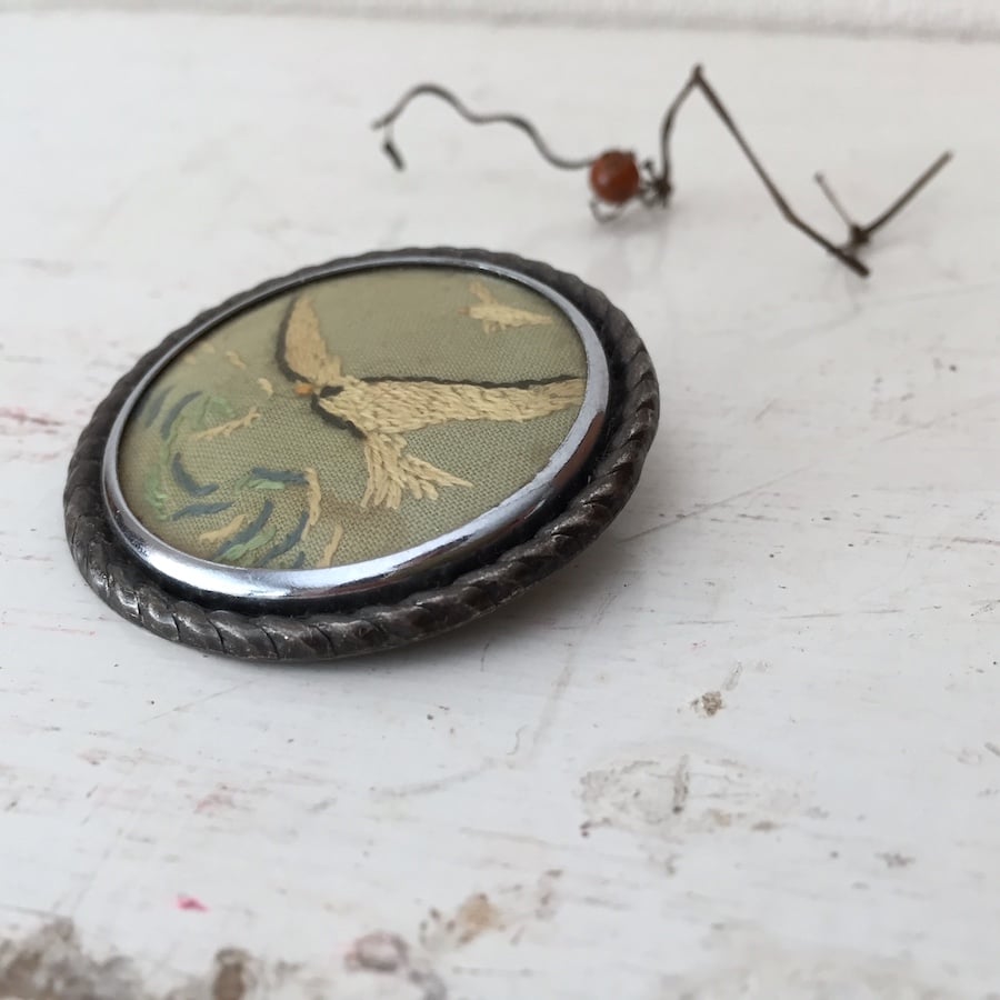 brooch /アンティークニードルワークブローチ バード刺繍ハンドメイド | cocon