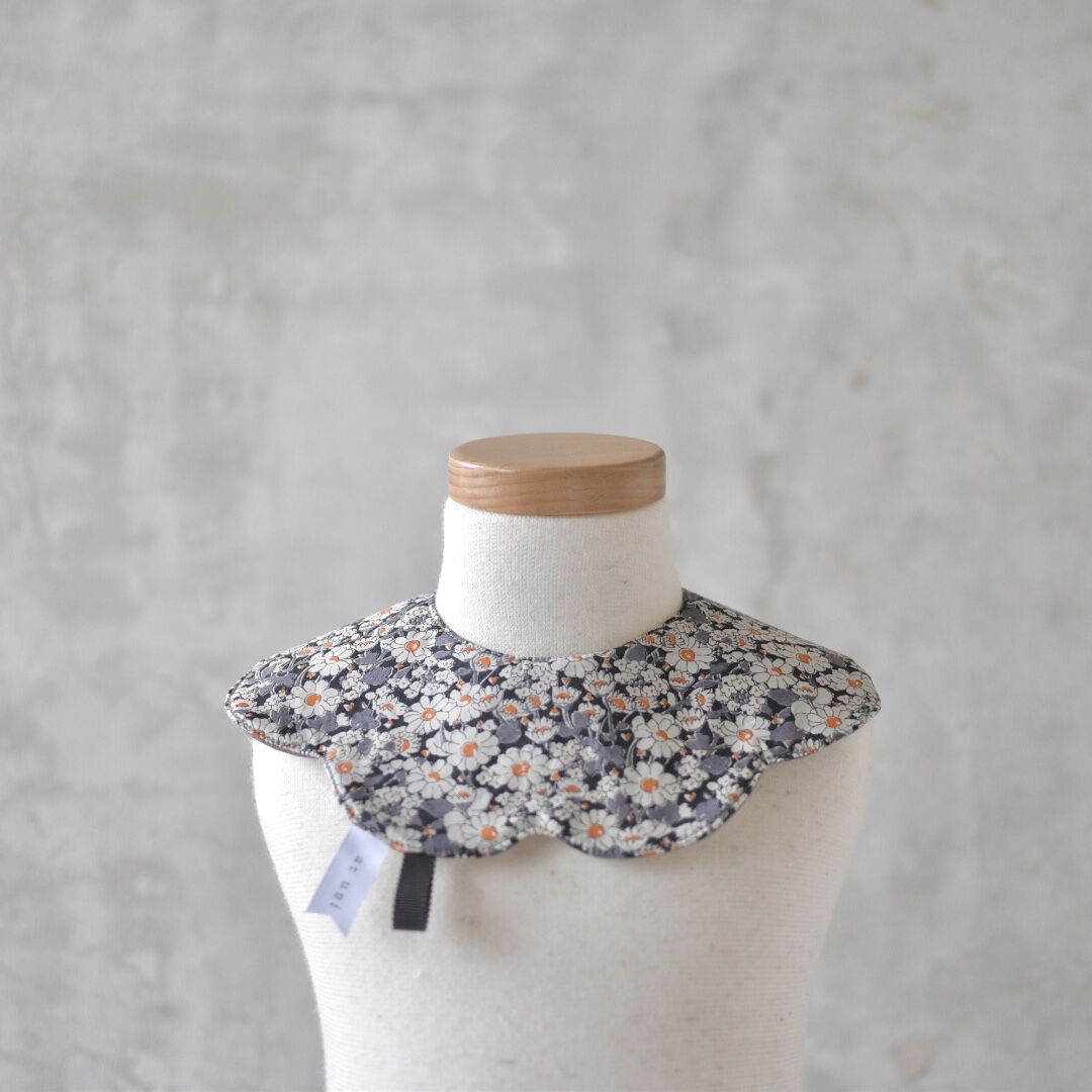 Alice W little flower bib(Gray) | at uni