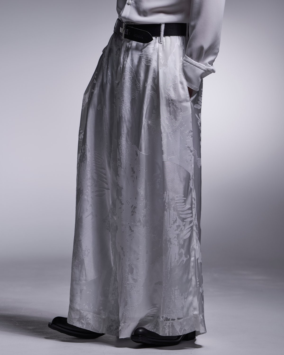 Opal Slit Wide Tuck Slacks (WH) | DETRUIRE