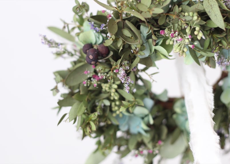 ユーカリと秋色紫陽花のフライングリース | F L E U R I ユーカリと秋色紫陽花のフライングリース | F L E U R I