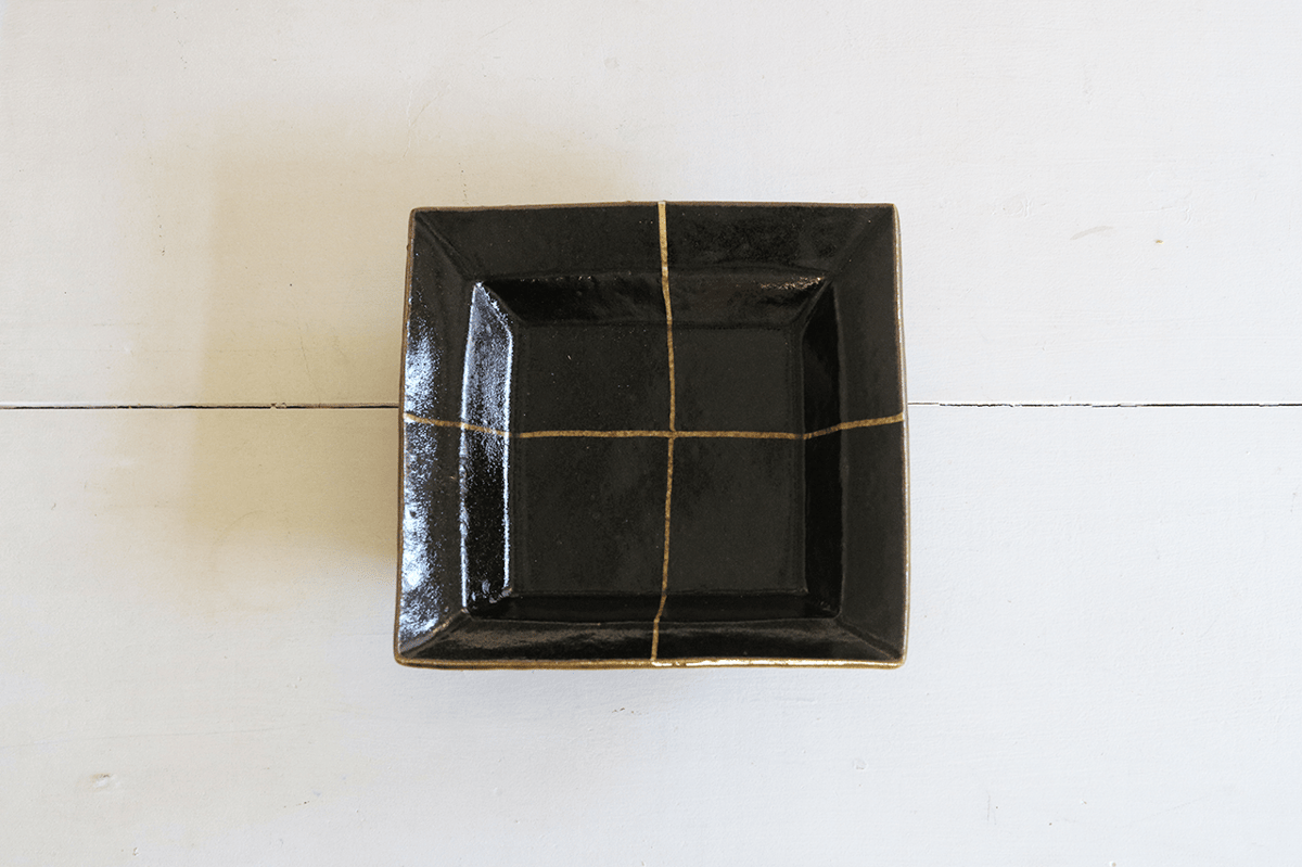 天青窯 船越弘】黄釉足付四方皿(黒) | ヒジノワ オンライン 天青窯 船越弘】黄釉足付四方皿(黒) | ヒジノワ オンライン